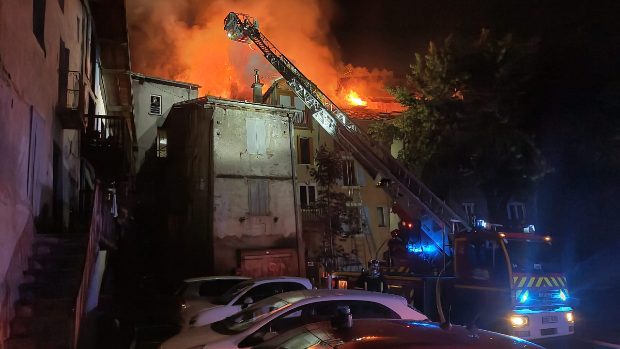 Incendie en plein centre d'Embrun : un homme décède après s'être défenestré
