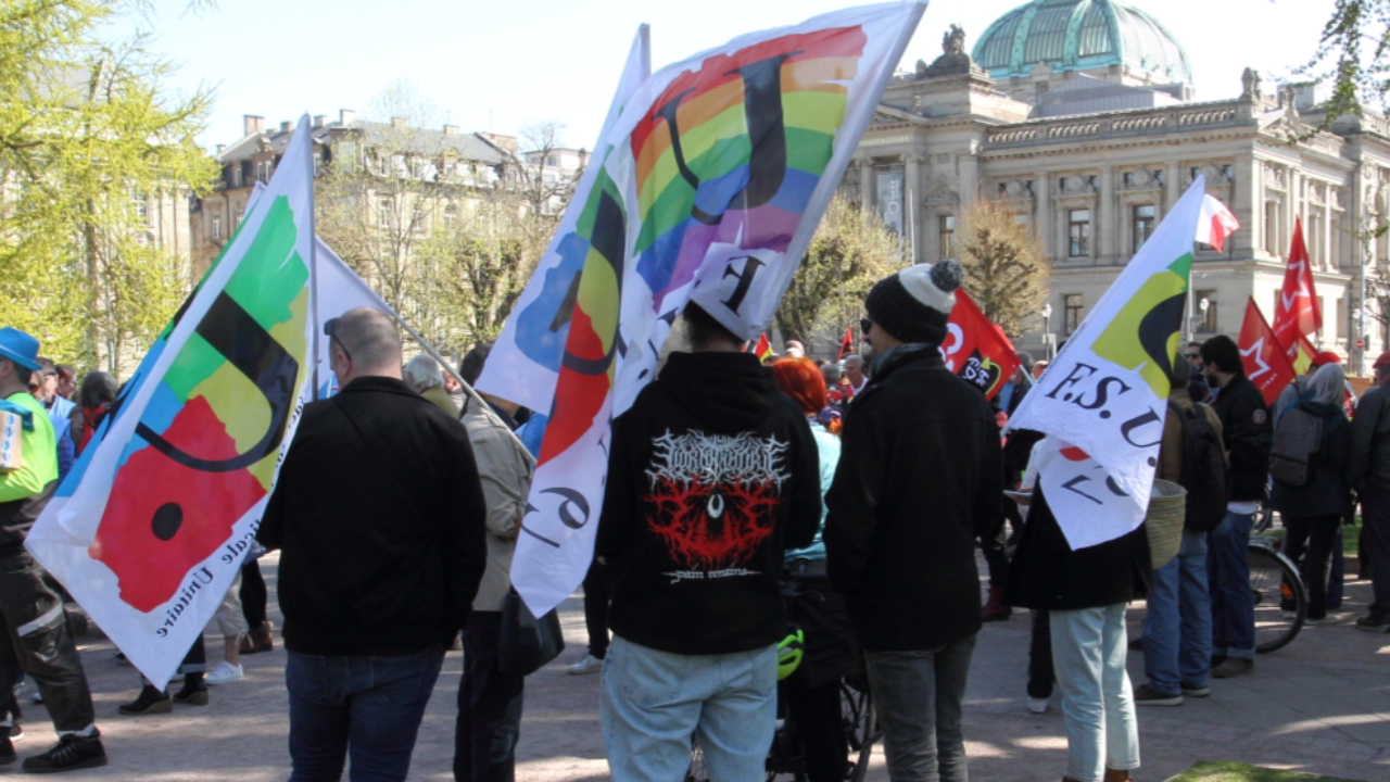 La FSU 04 tiendra des "pots de départ" de François Bayrou devant les ...